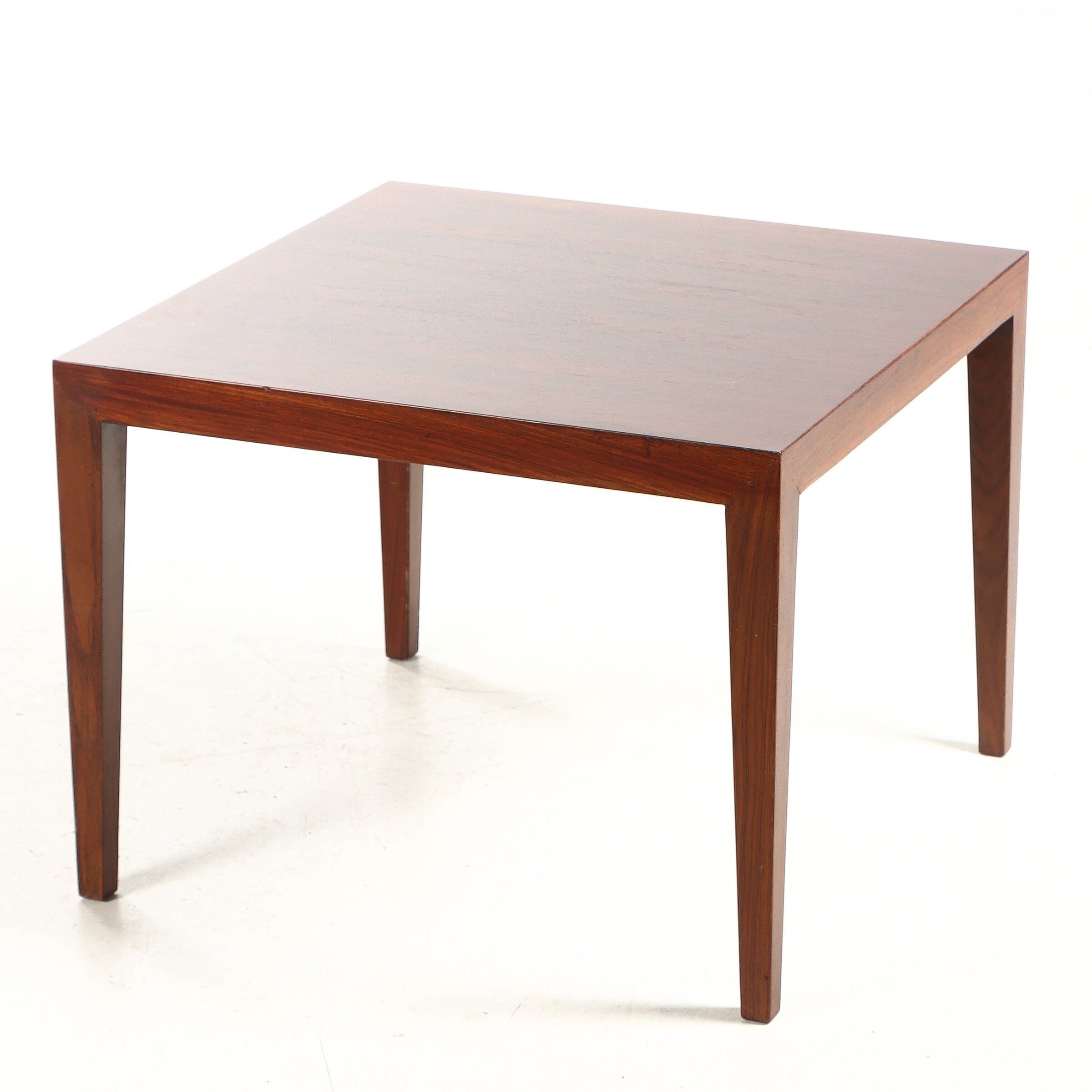 Haslev. Kvadratisk sofabord af palisander, model 130. | Lauritz.com