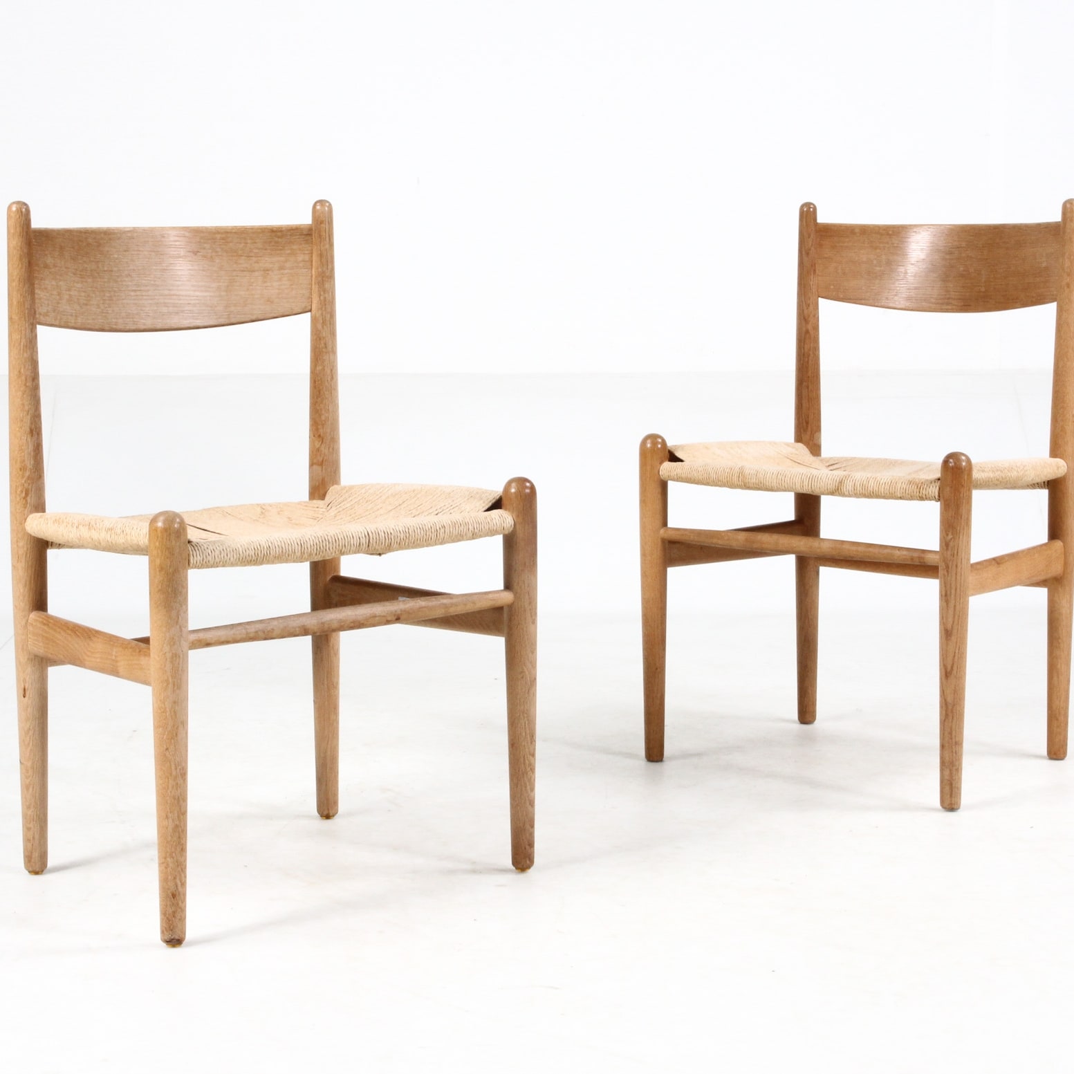 Hans J. Wegner for Carl Hansen & Søn: To stole af eg med flet, model ...
