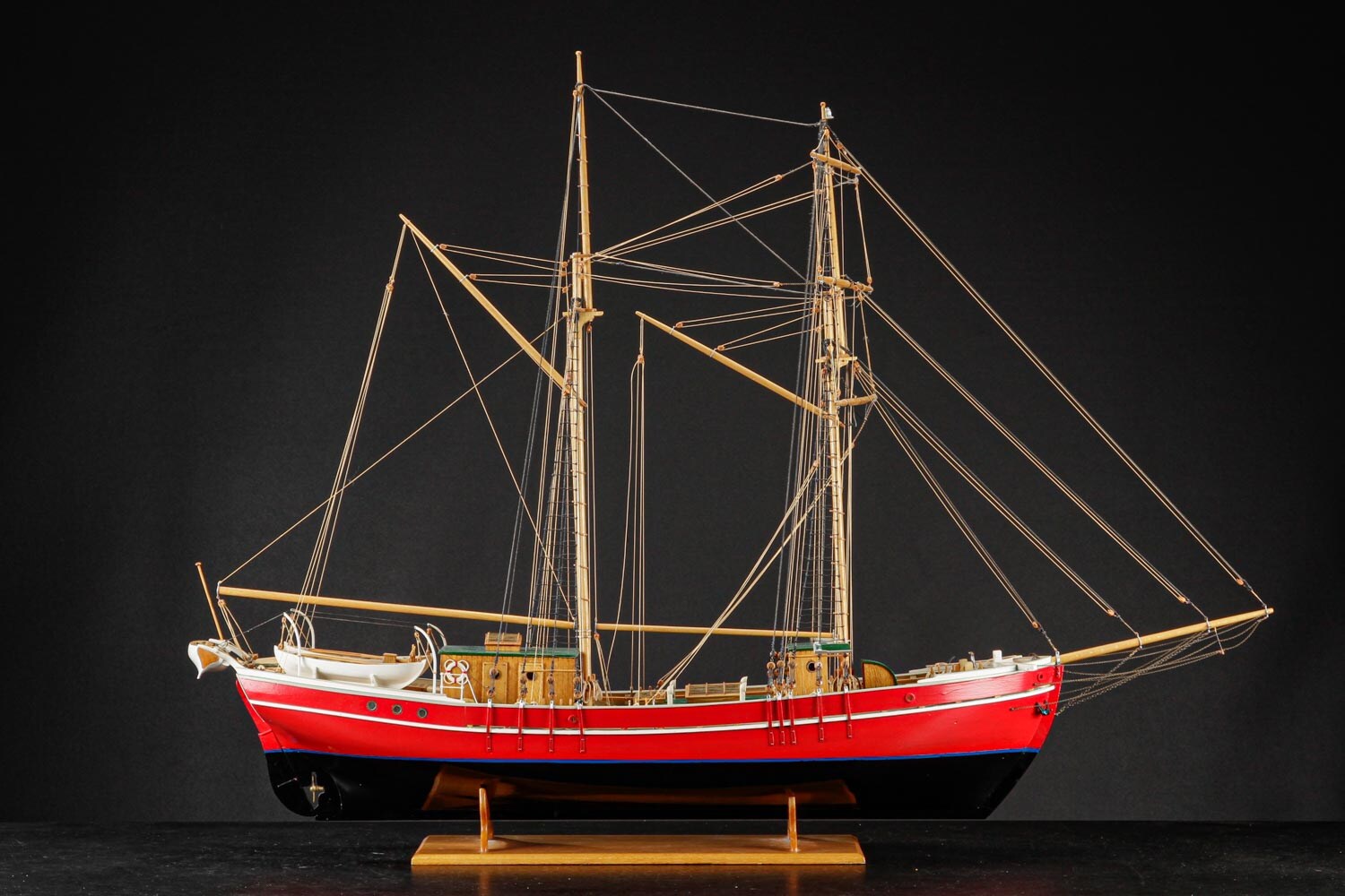 Håndbygget modelskib, skonnerten 'Lilla Dan' | Barnebys