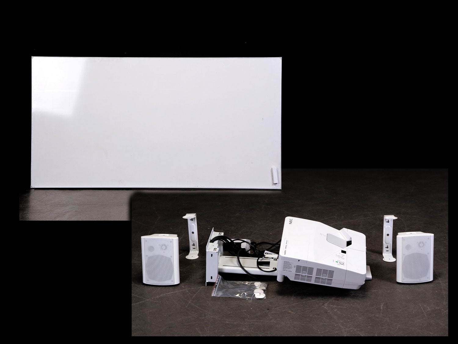 NEC UM301W Projektor med højtalere og whiteboard tavle (4) | Barnebys