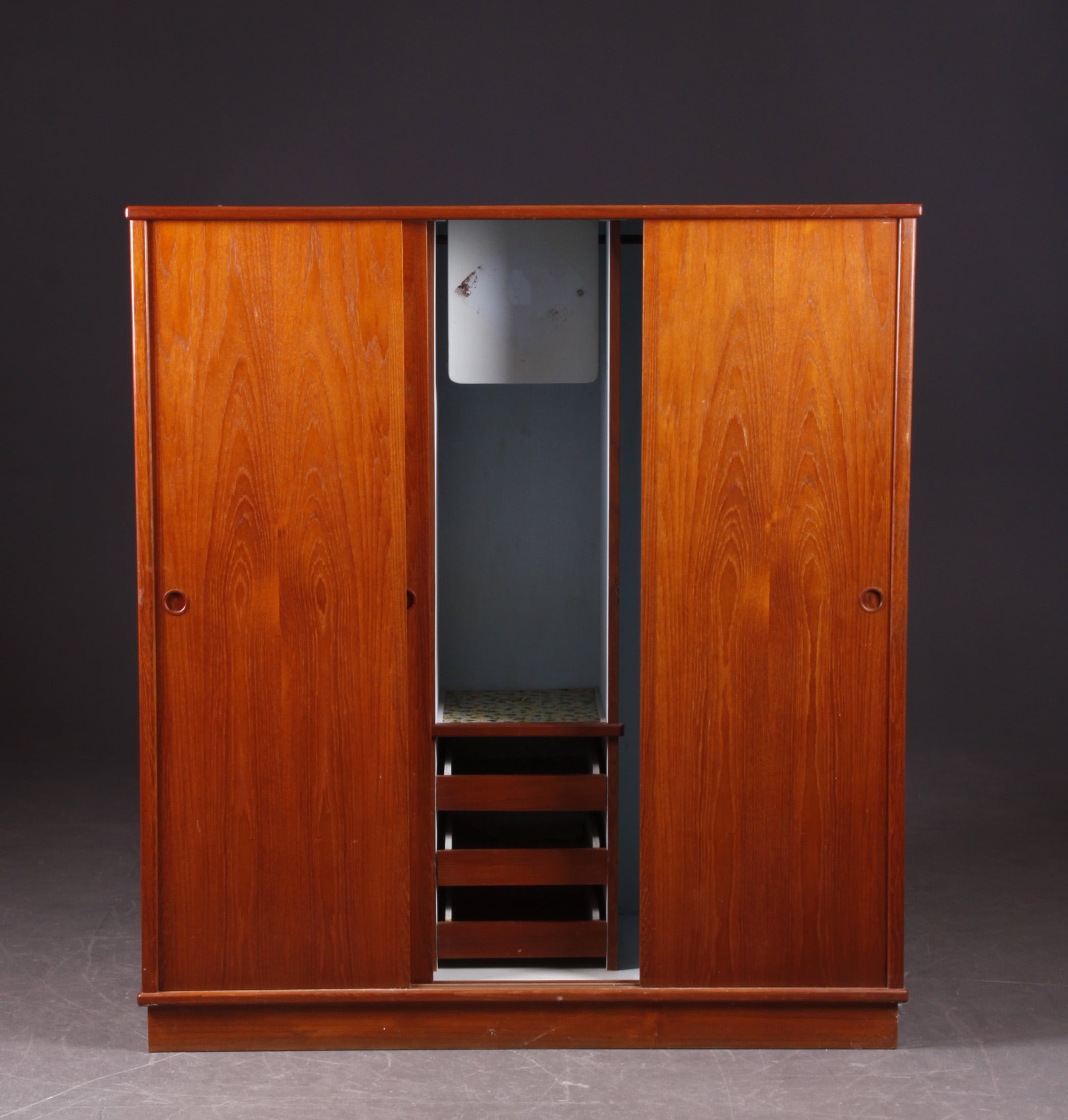 Dansk møbelproducent. Klædeskab i teak | Lauritz.com