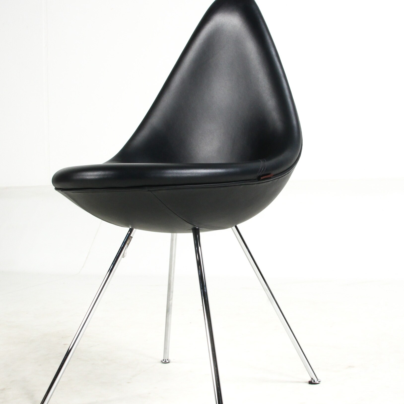 Arne Jacobsen for Fritz Hansen. The Drop. Dining chair, model 3110 ...