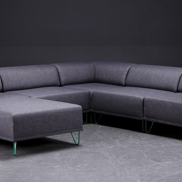 Nomad stor modulsofa/hjørnesofa, grå med grønne ben | Lauritz.com