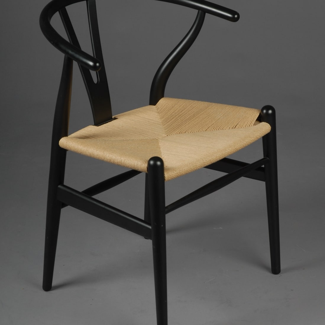 Hans J. Wegner. 1914-2007. Y- stol model CH 24 af sortlakeret træ ...