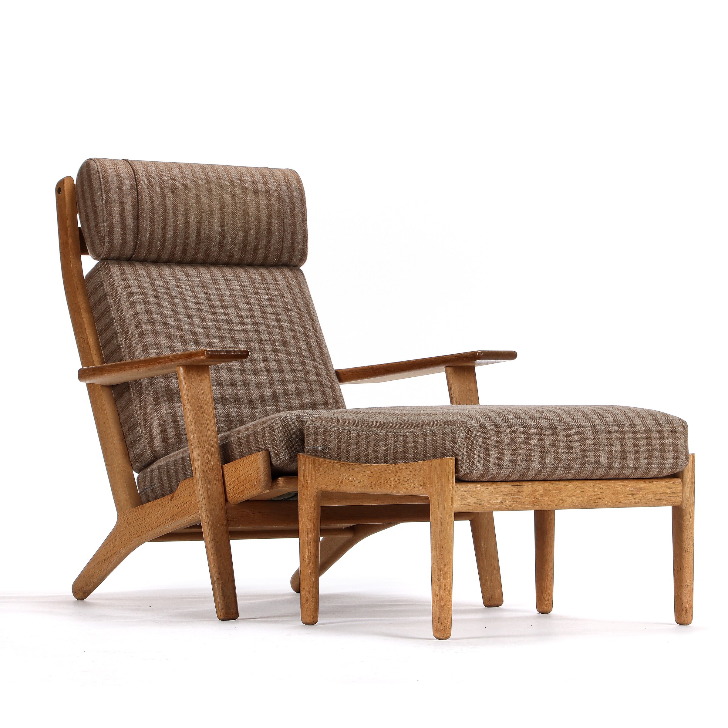 Hans J. Wegner. Lænestol af eg, model GE-290 A, med tilhørende skammel ...