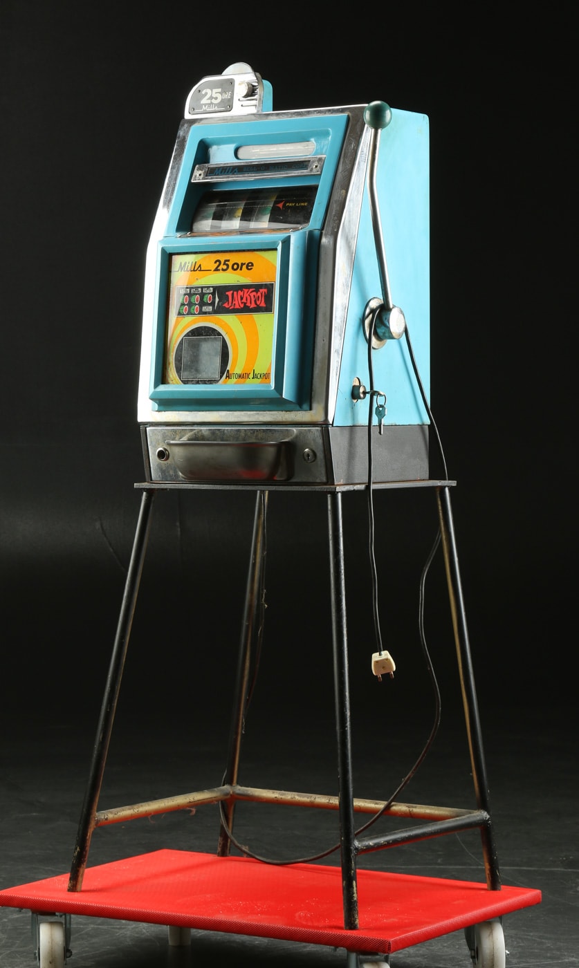 Spilleautomat, enarmet tyveknægt 'Mills' | Lauritz.com