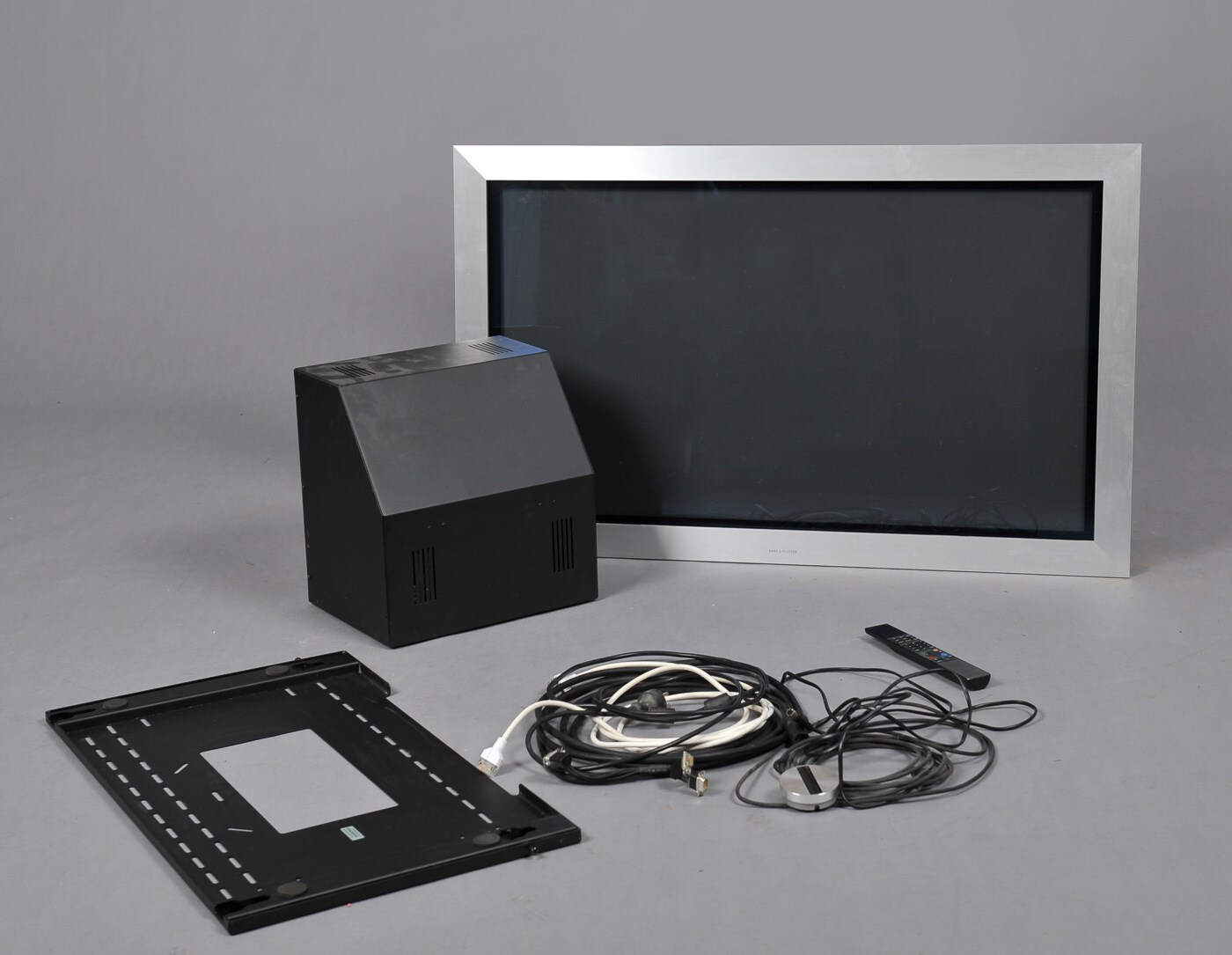 Bang & Olufsen BeoVision 4 samt BeoSystem 2 | Lauritz.com