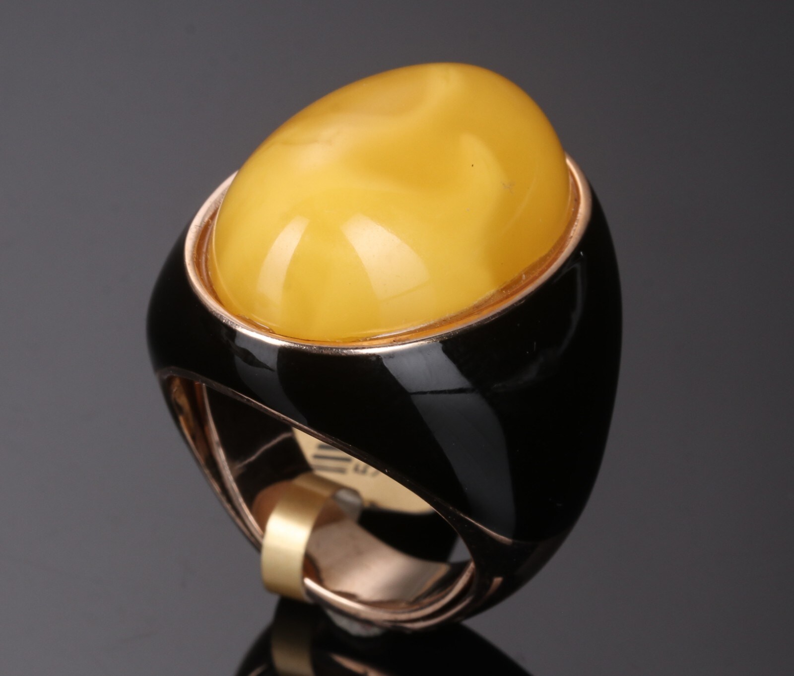House of Amber. Ring af forgyldt sølv med emalje og mælkerav, ca. 15 g ...