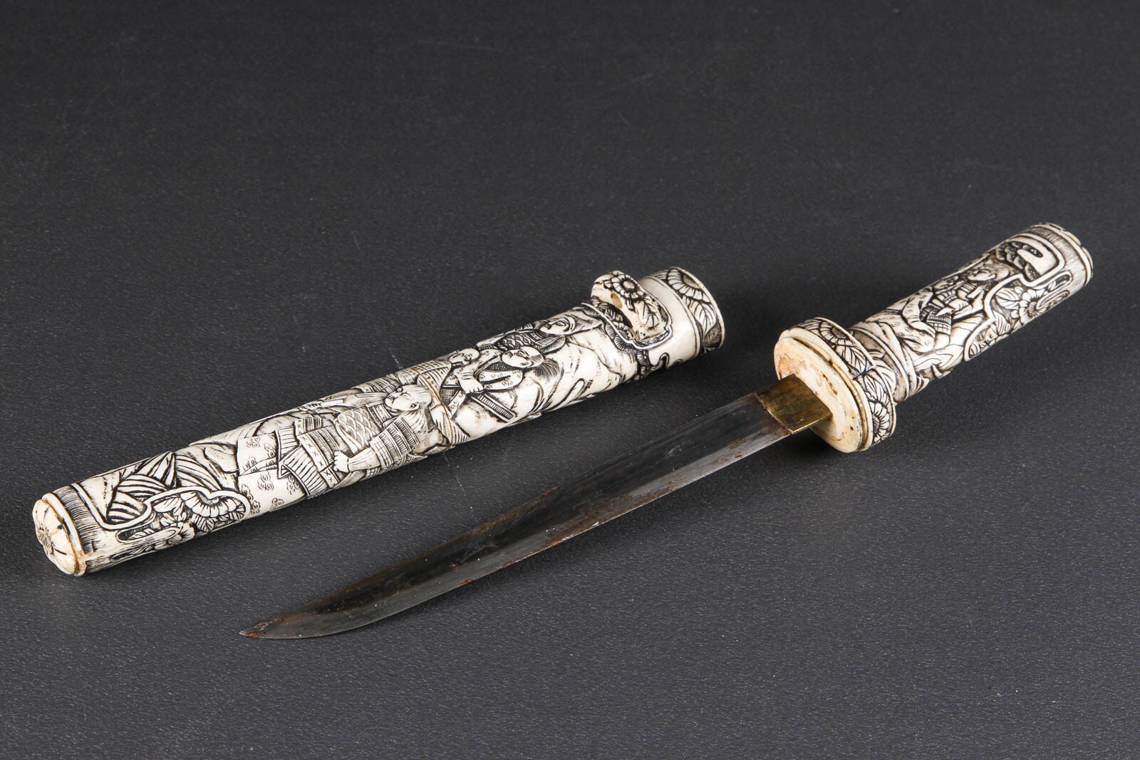 Japansk tanto kniv, skæfte og håndtag af udskåret ben | Barnebys