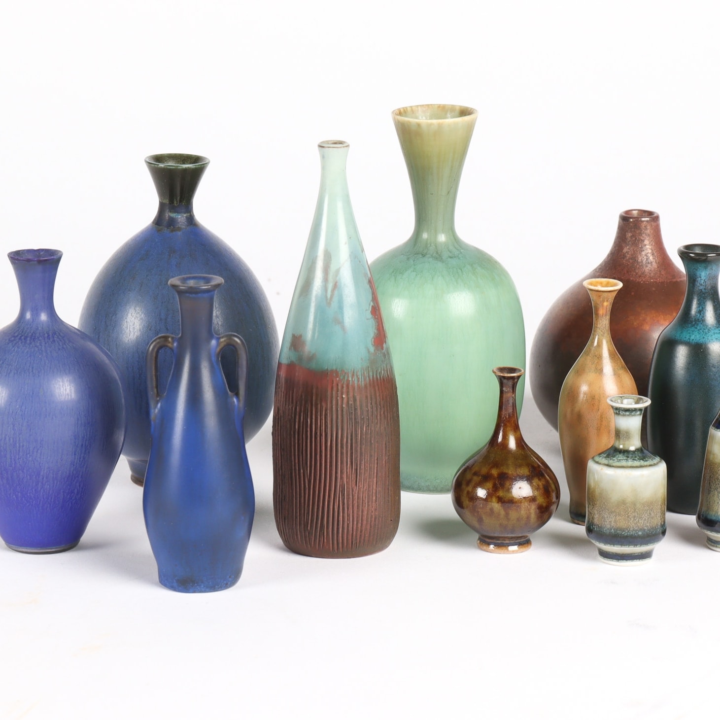 Berndt Friberg, Gunnar Nylund m. fl. En samling miniature vaser af ...