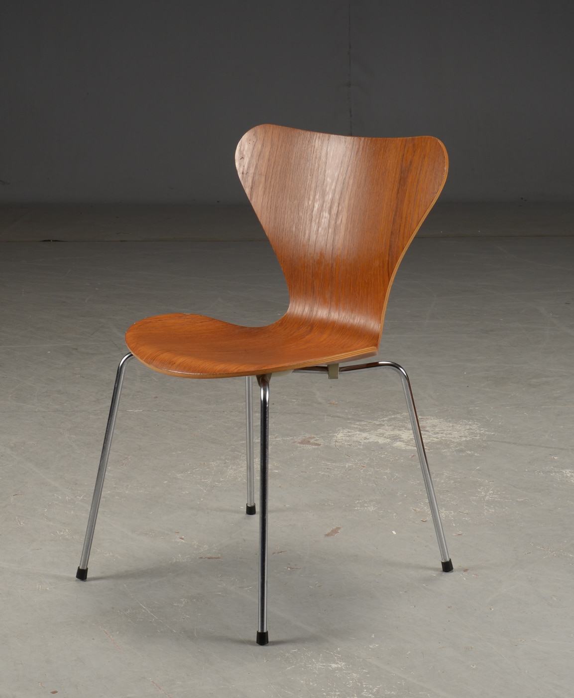 Arne Jacobsen 7'er stol model '3107' stol af teaktræ. | Lauritz.com