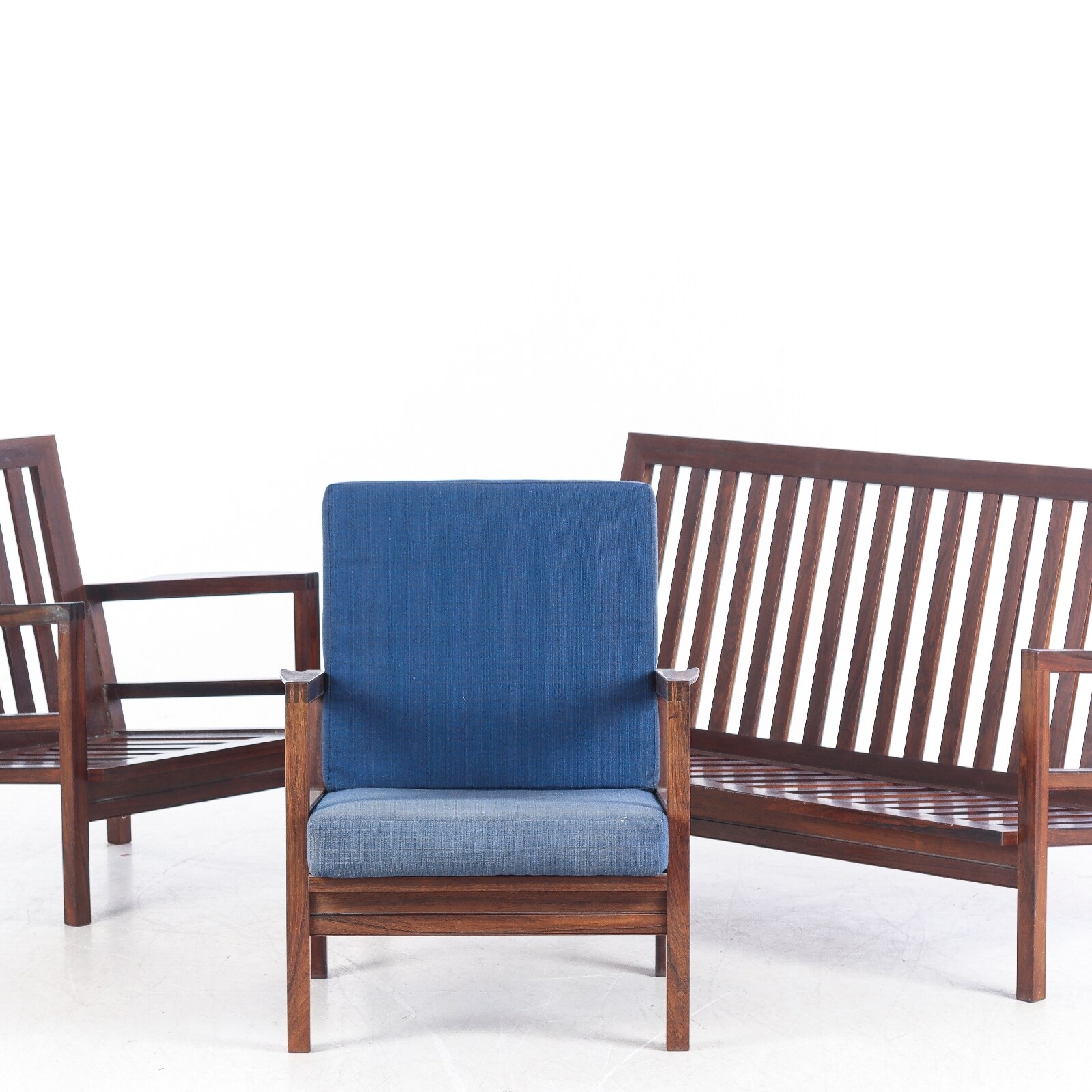Sofagruppe af massiv palisander, tre-pers. sofa samt par lænestole ...