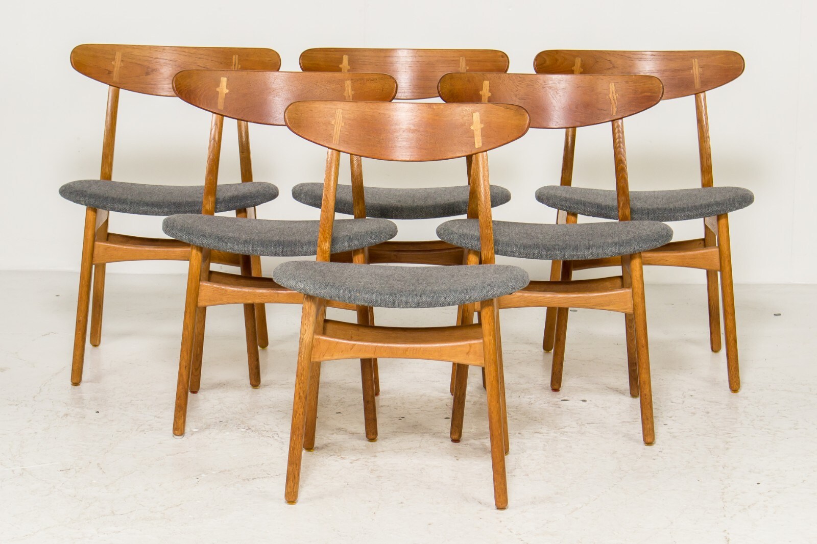 Hans J. Wegner. Seks stole, model CH-30 med stel af massiv eg, (6 ...