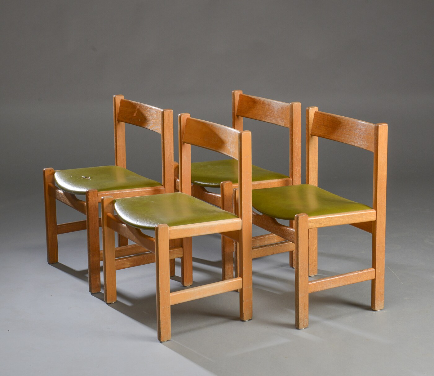 Hans J. Wegner sæt på fire stole. (4) | Lauritz.com