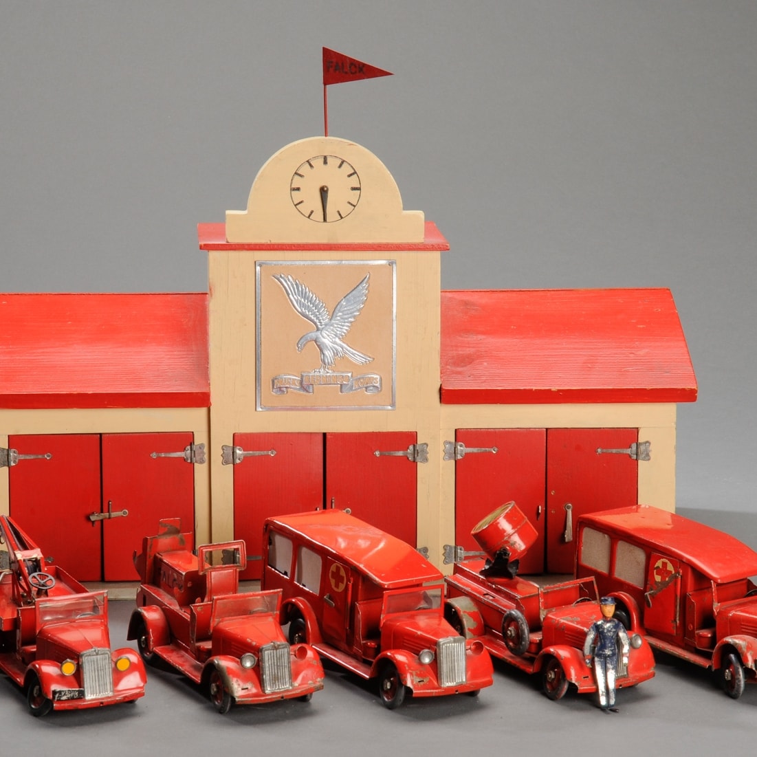 Tekno. Falck brandstation med biler (6) | Lauritz.com