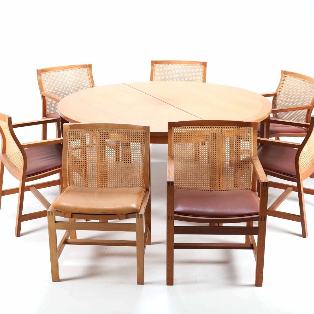 Rud Thygesen & Johnny Sørensen. Syv stole 'Kongeserien' med rundt bord ...