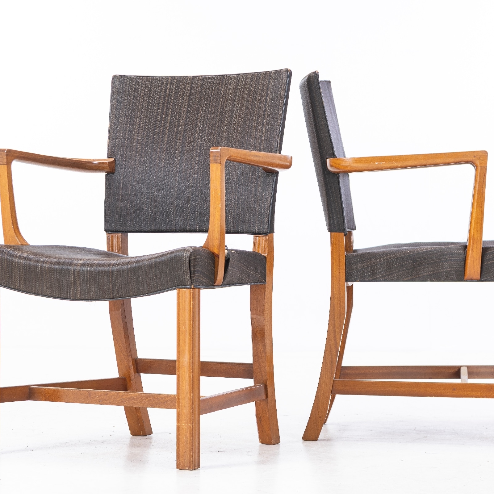 Kaare Klint. Et par Armstole. 'Den røde stol' af mahogni (2) | Lauritz.com