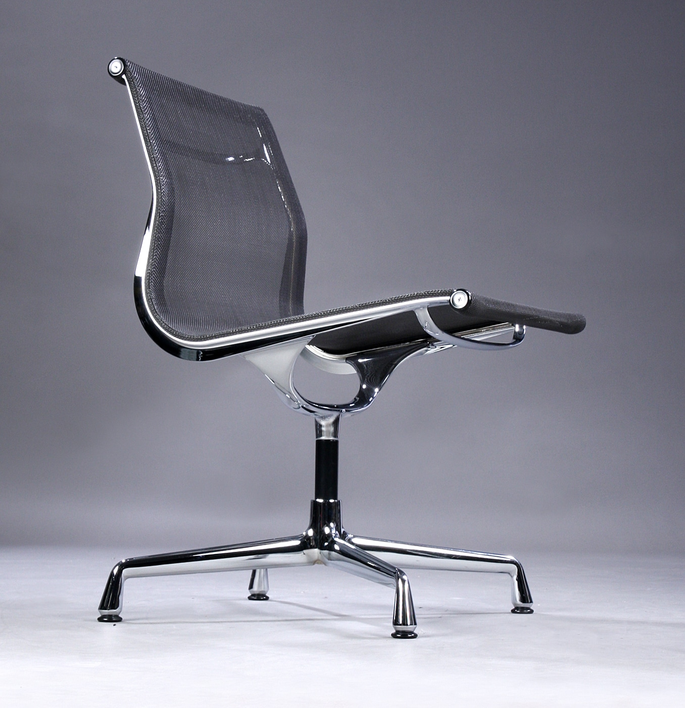 Charles Eames. Stol, model EA-105 - grå net | Barnebys