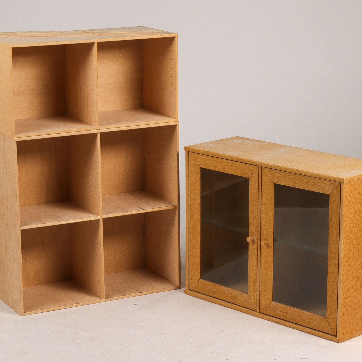 Wall-mounted display cabinet and two bookcases (3) | Lauritz.com