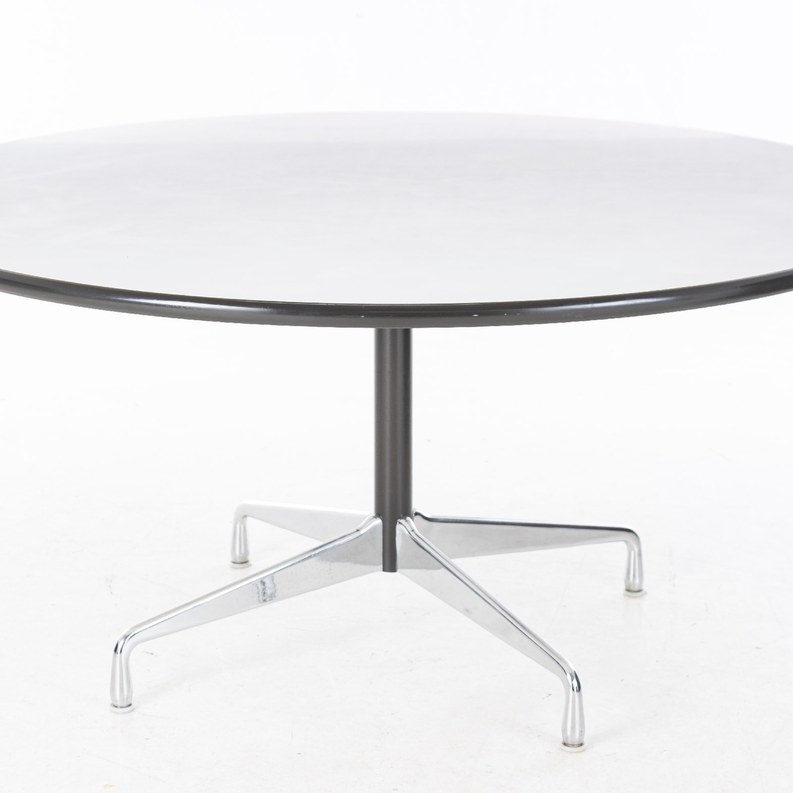 Charles Eames for Vitra. Rundt spisebord / 'Segmented Table' Ø 152 cm ...