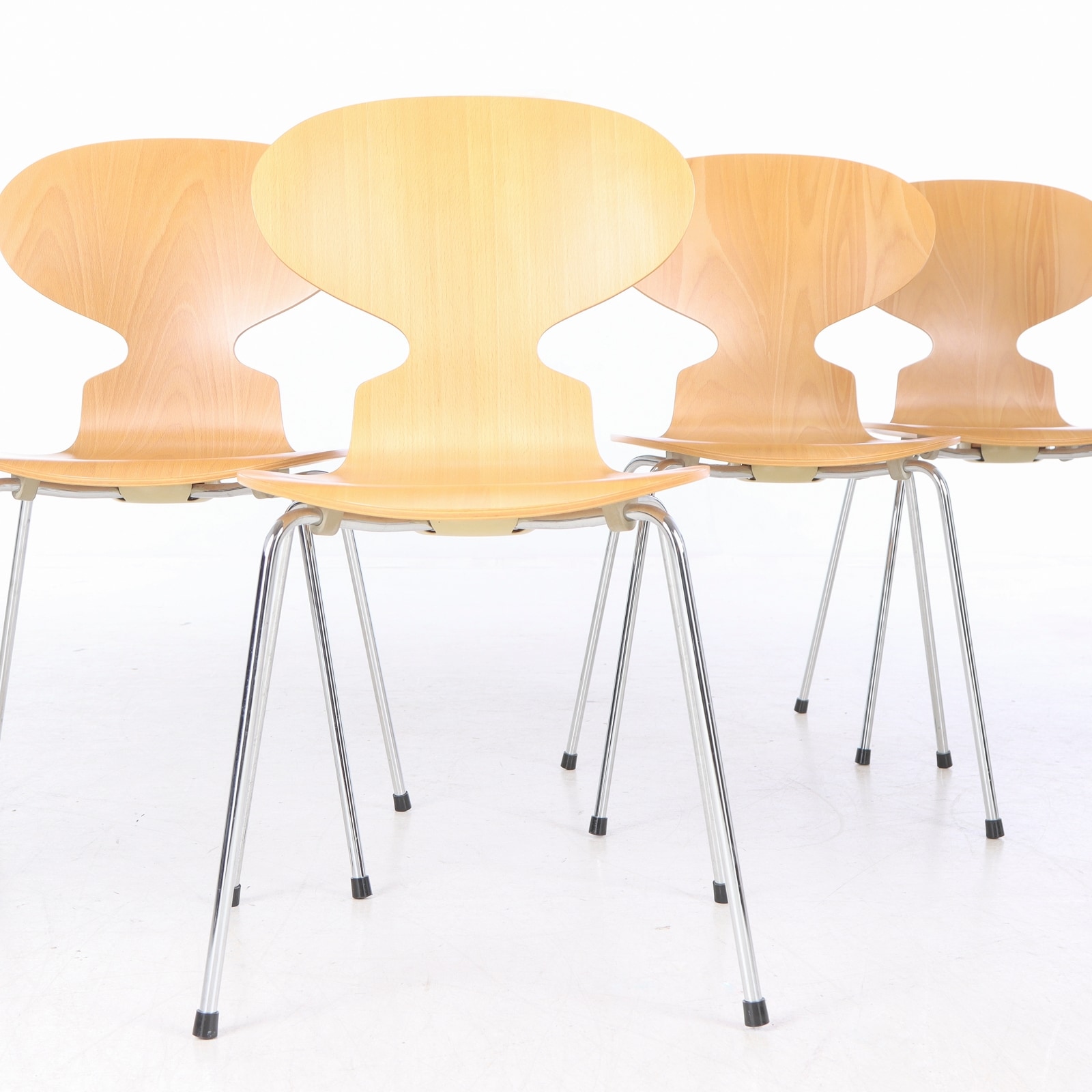 Arne Jacobsen. Et sæt på fire stole, 'Myren', model 3101 (4) | Lauritz.com