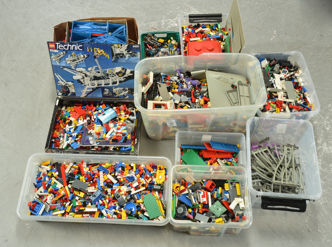 En samling Lego lejetøj bestående af klodser, huse, biler og skibe med ...