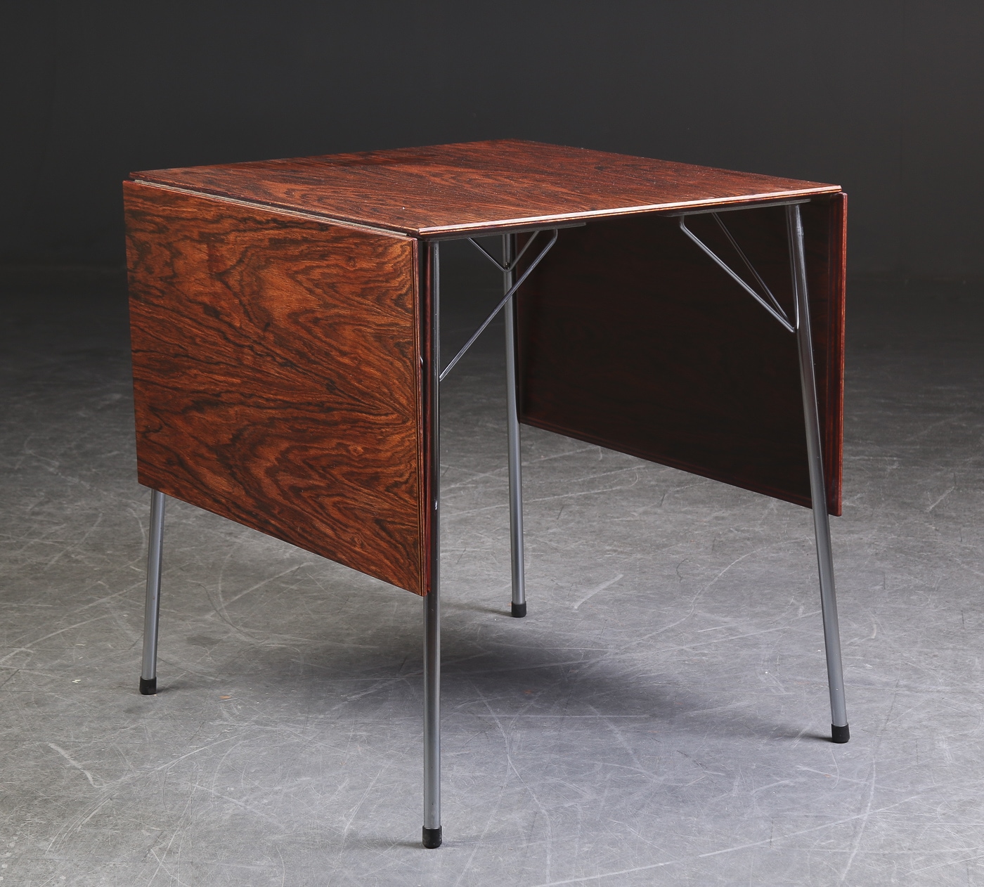 Arne Jacobsen. Bord af palisander, model 3601 | Lauritz.com