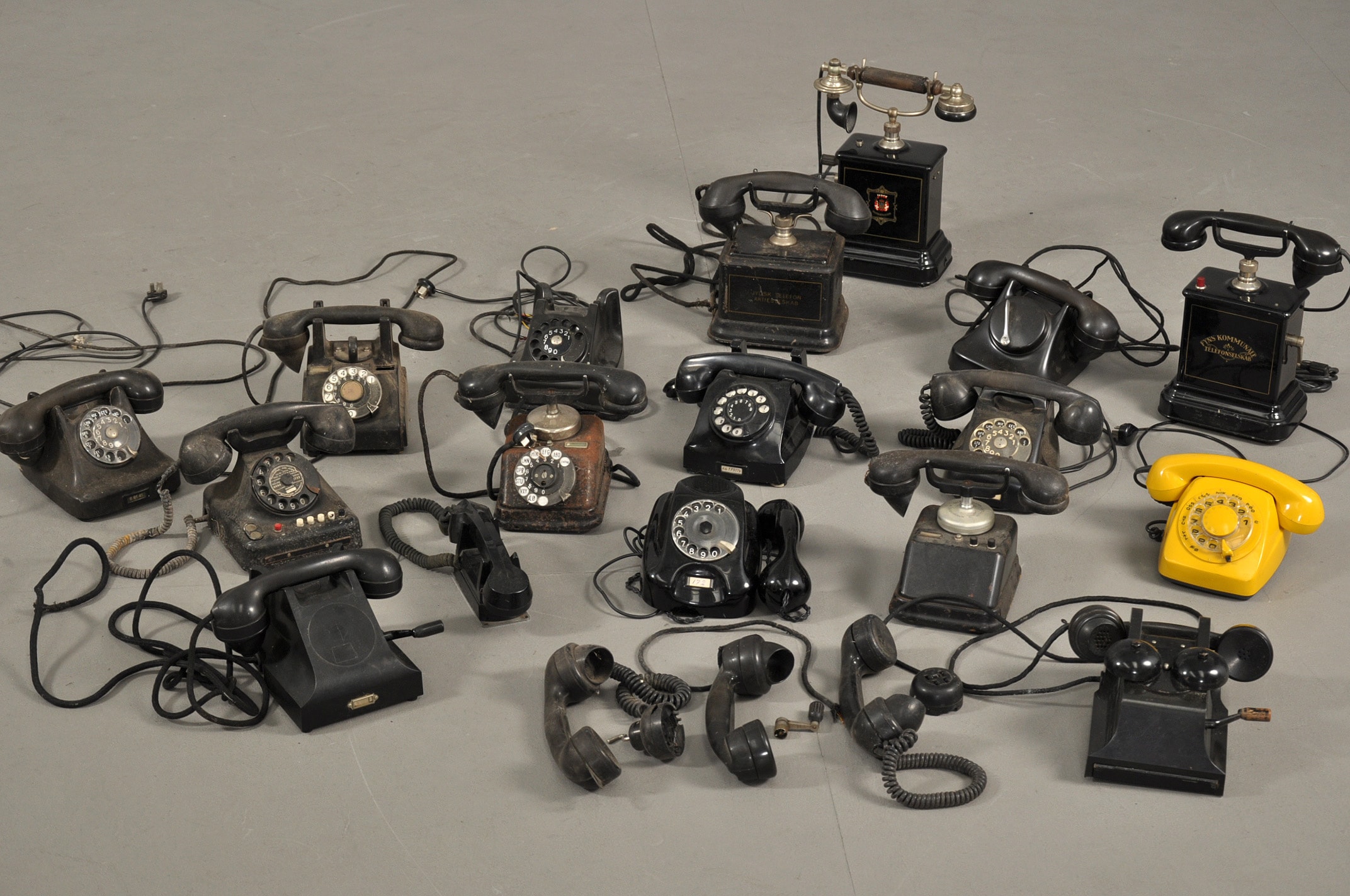 Samling telefoner, 1900-tallet | Lauritz.com