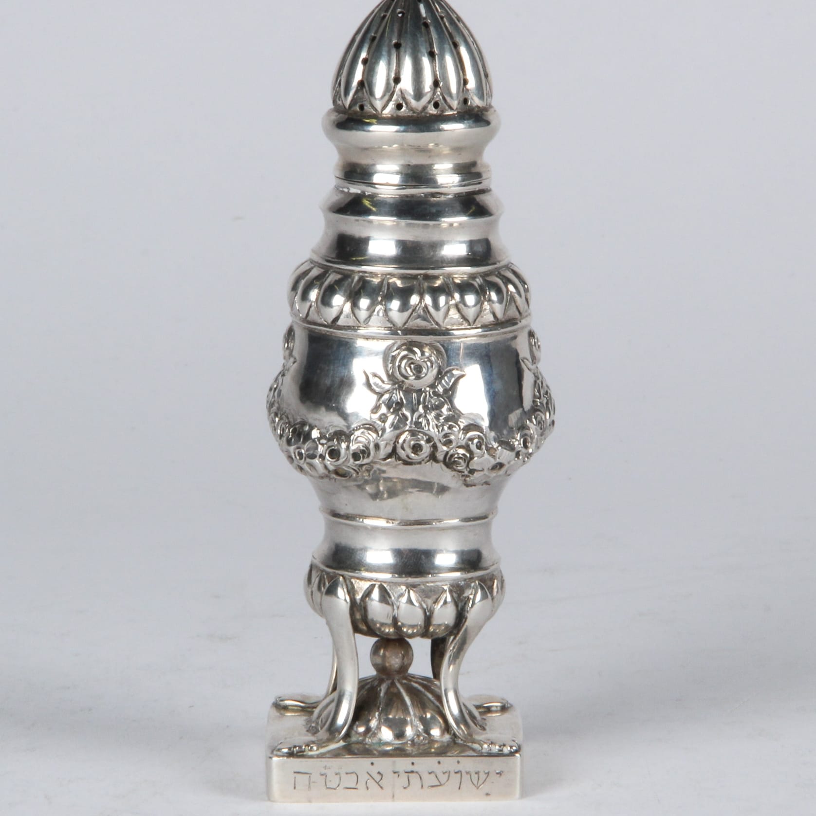 Strøbøsse af sølv i Louis Seize-form, 1900-tallet | Lauritz.com