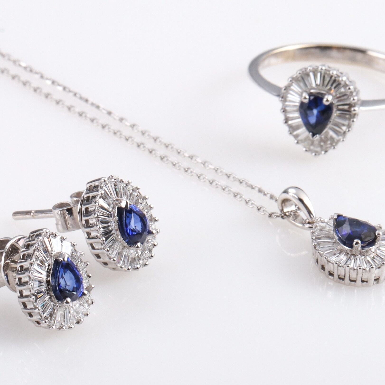 Cadaro. Et diamant- og safir- smykkesæt af 18 kt. hvidguld, i alt 2.24 ...