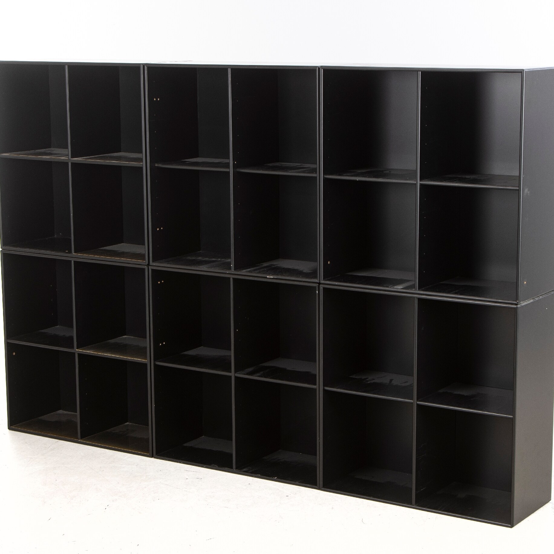 Peter J. Lassen. Set of 6 Montana shelves, black (6) | Lauritz.com