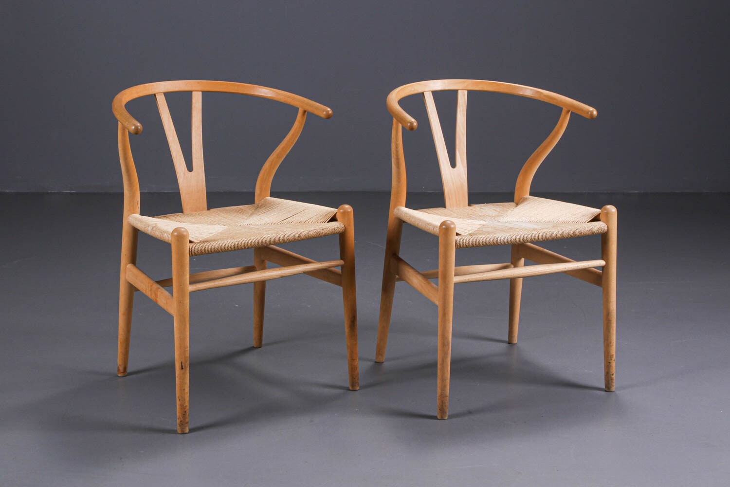 Hans J. Wegner. Et par Y-stole, model CH-24, bøg (2) | Barnebys