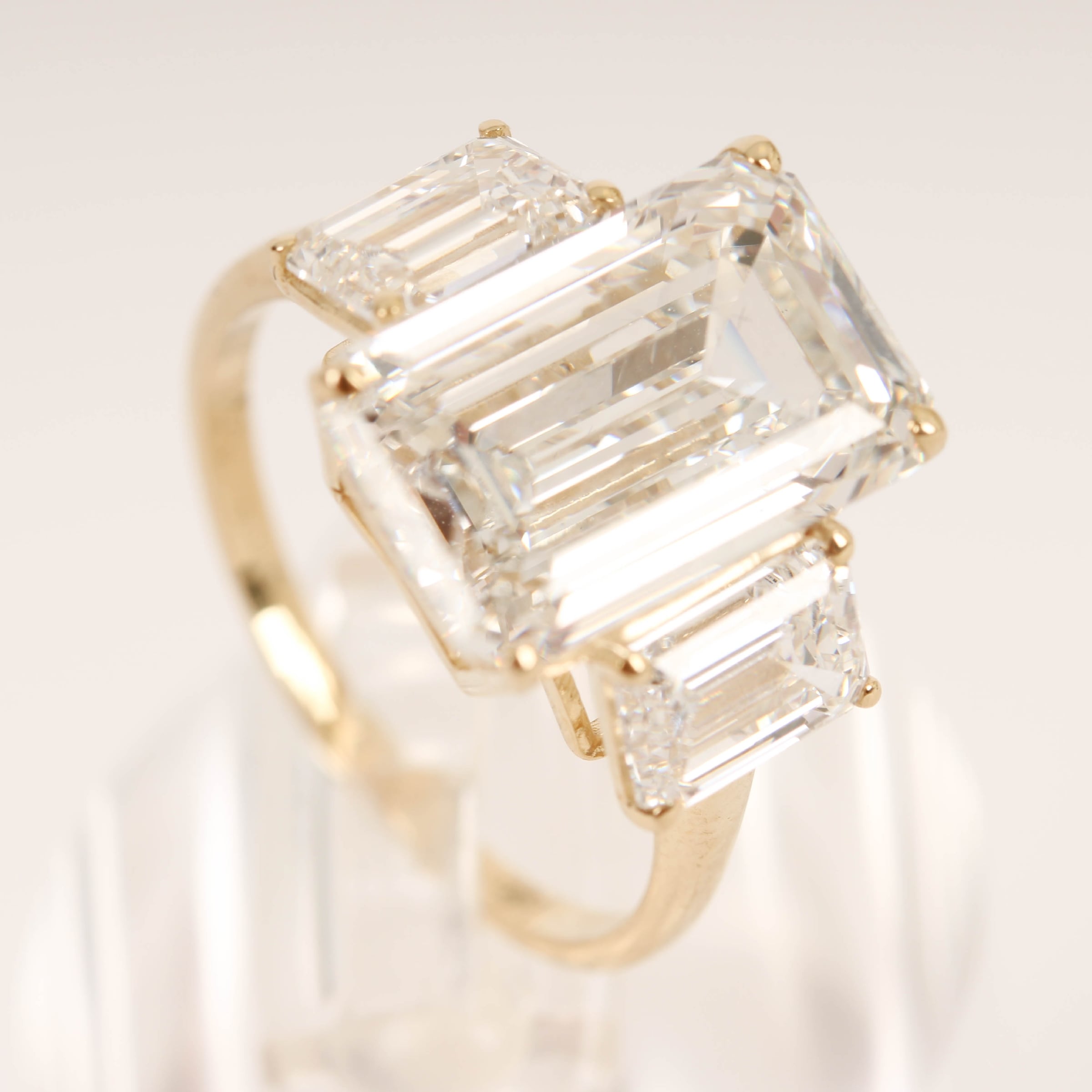 Ring i 14 kt. guld, med tre laboratorieskabte smaragdslebne diamanter i ...