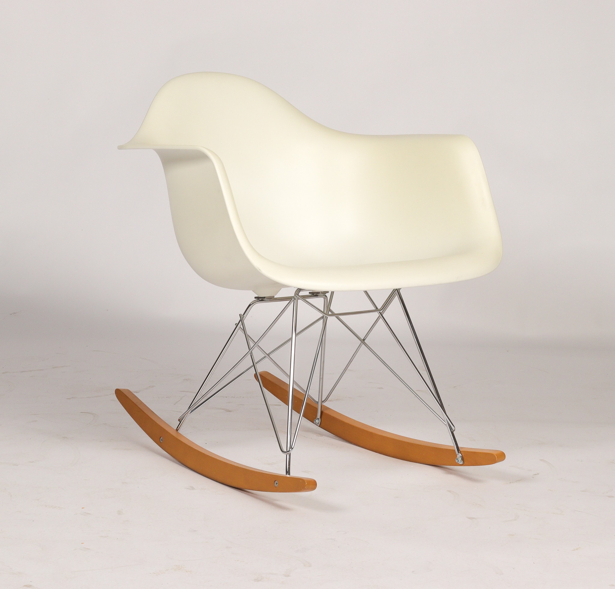 Charles Eames. Rocking chair, 'Rocker', model 'RAR' | Lauritz.com