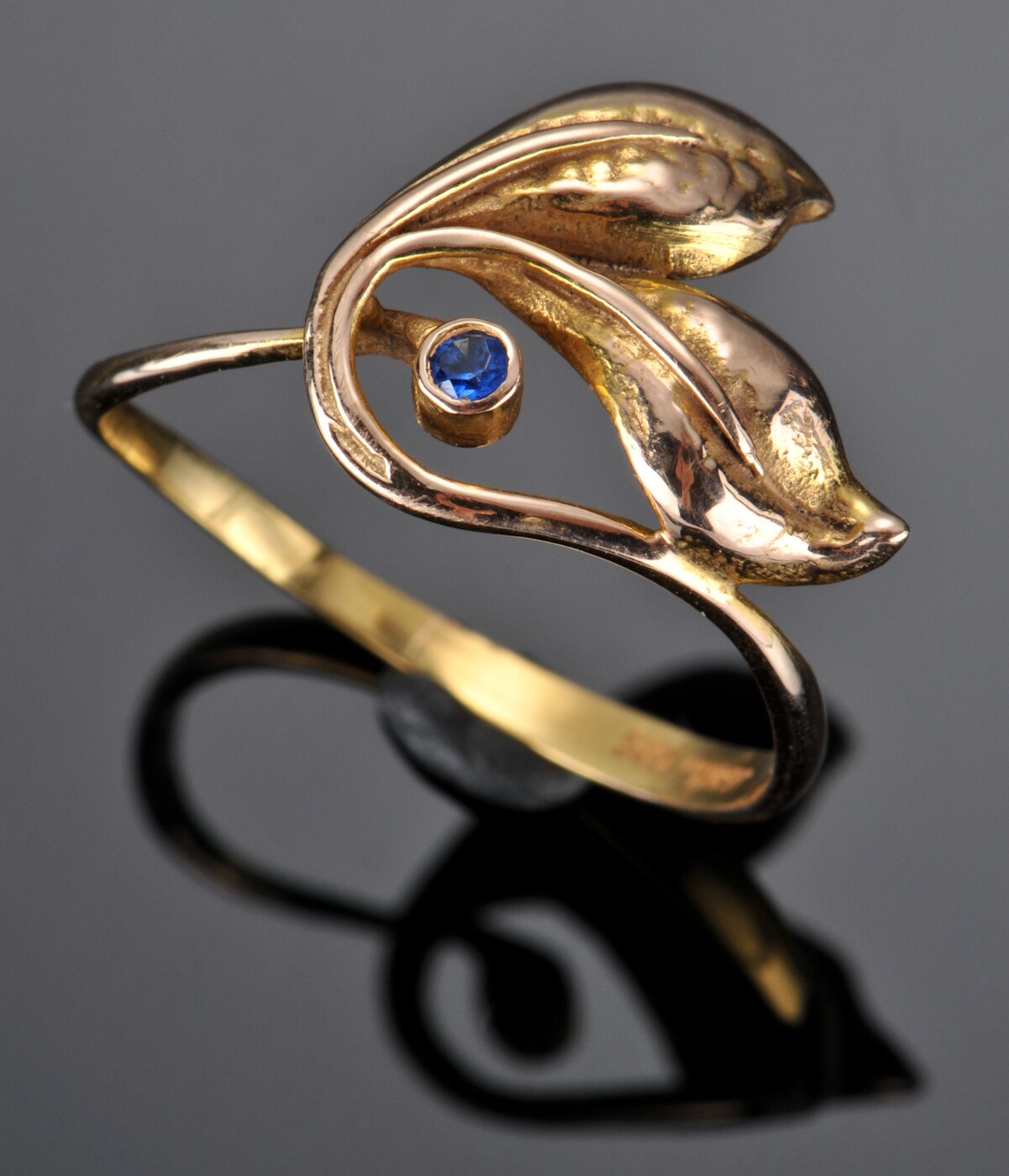 Jean Larsen. Håndlavet guldring | Lauritz.com