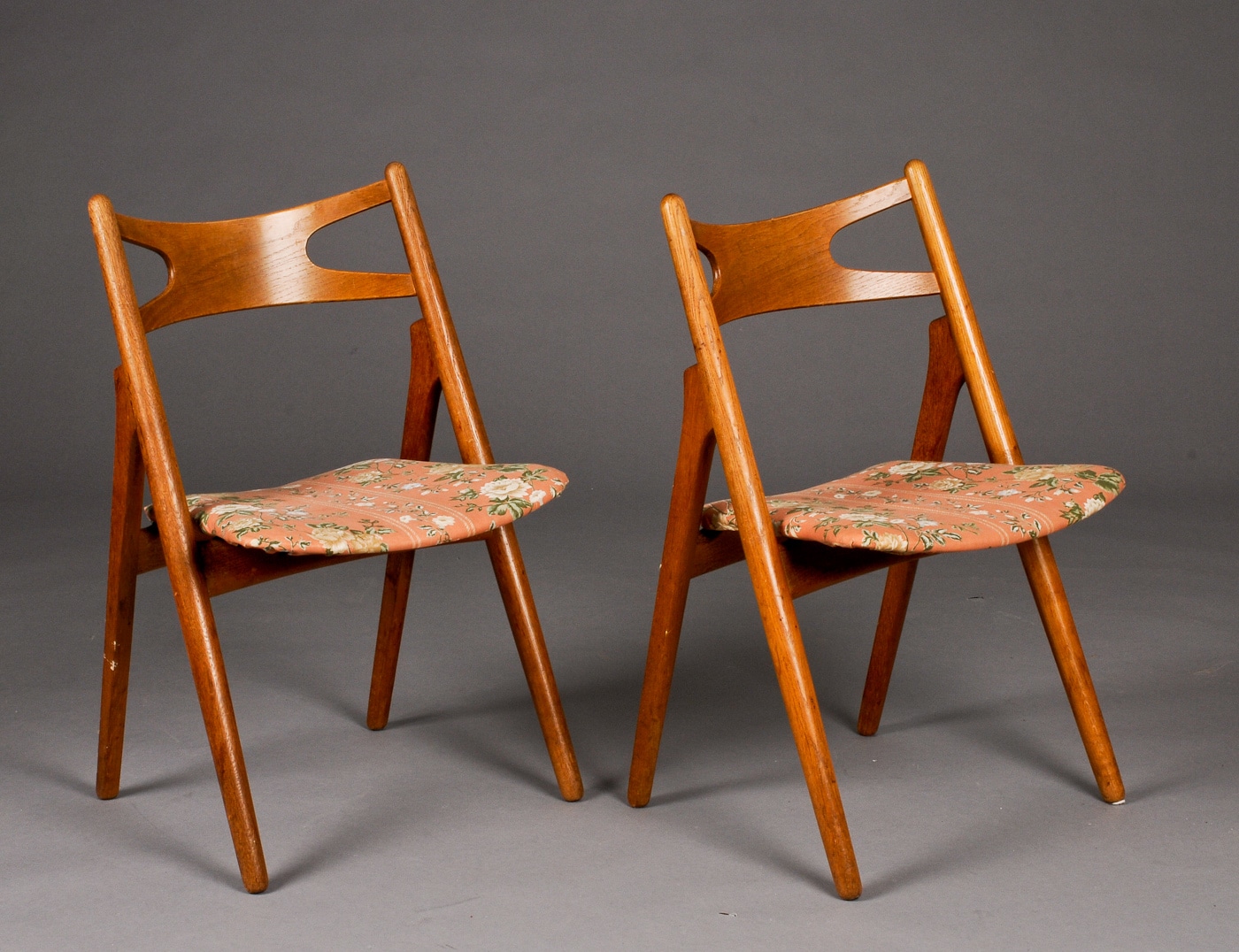 Hans J. Wegner. To stole model Savbukkestol, CH-29 | Lauritz.com